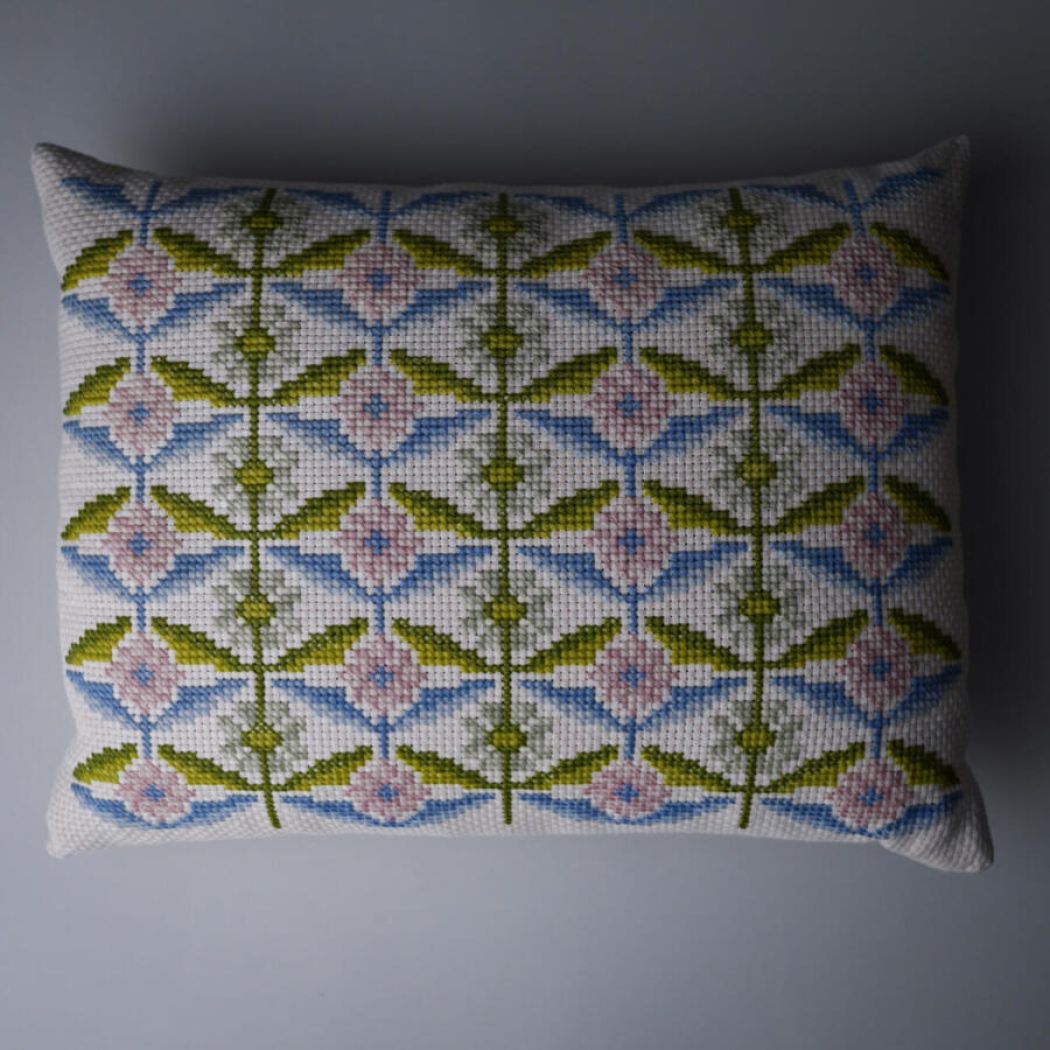 Broderet Pude med Lyserøde & Grønne Blomster » Gratis Retur