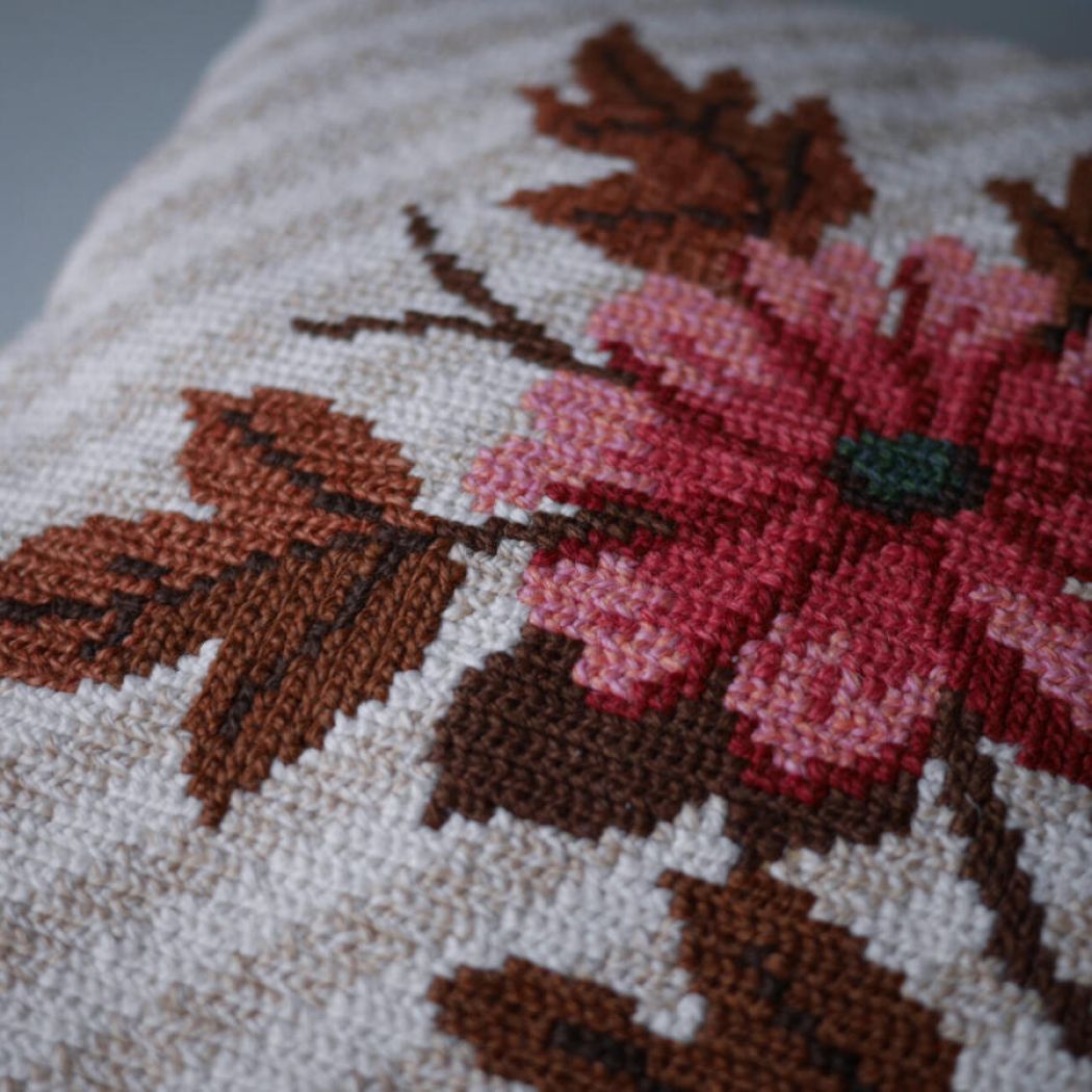 Broderet Pude med Rosa Blomst » Gratis Retur